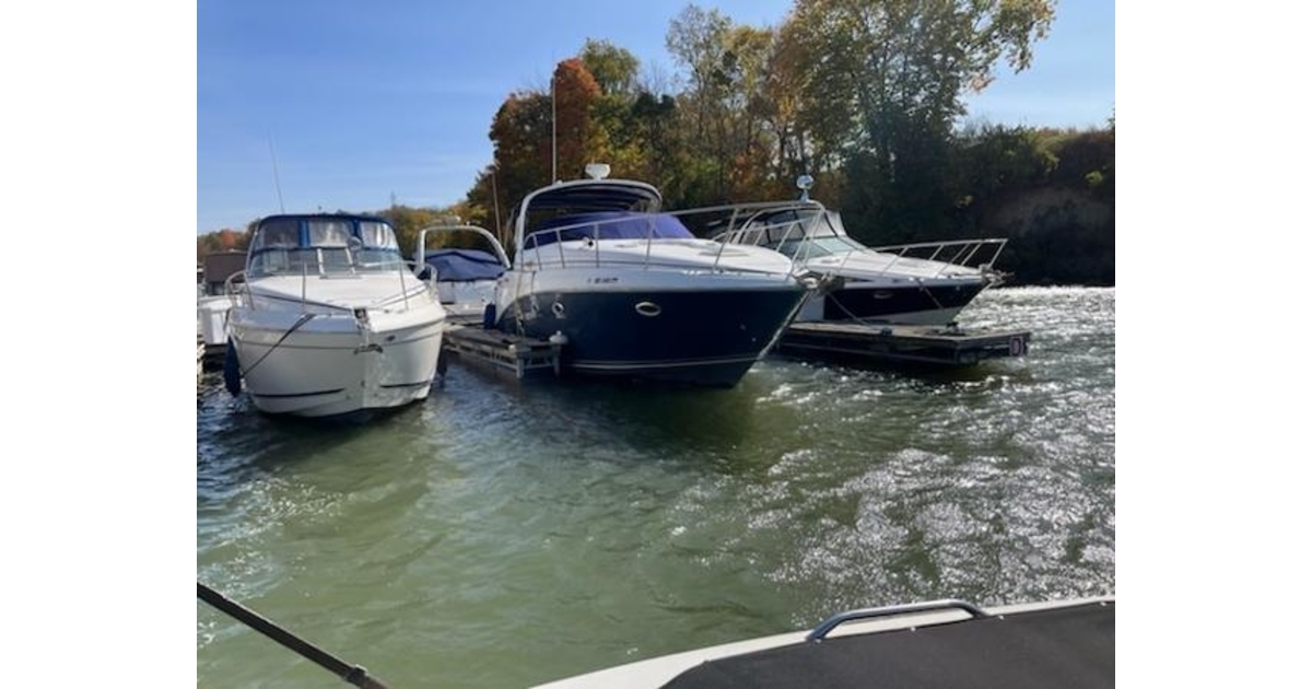 Boat Matrix | 2007 Rinker 350 Express Cruiser
